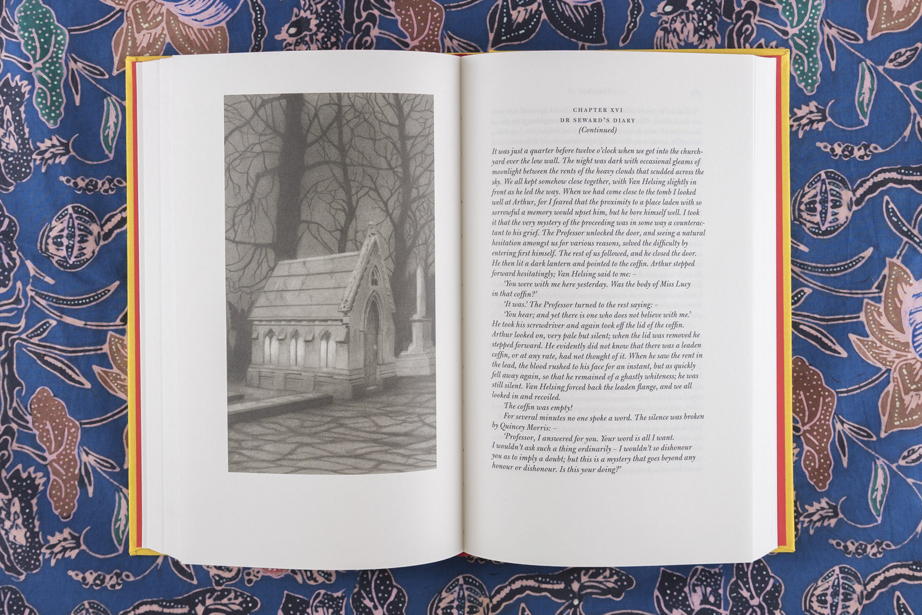 Dracula | Familiars | Four Corners Books